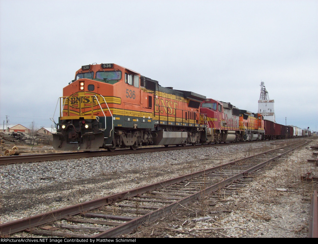 BNSF 536 Leading